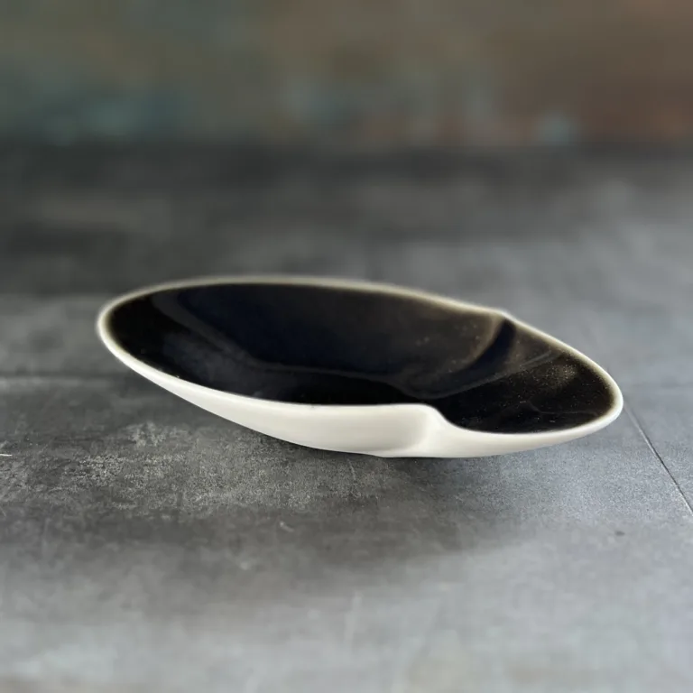 🌿 Evolution Oval Amuse-Bouche Dish Black – Hering Berlin